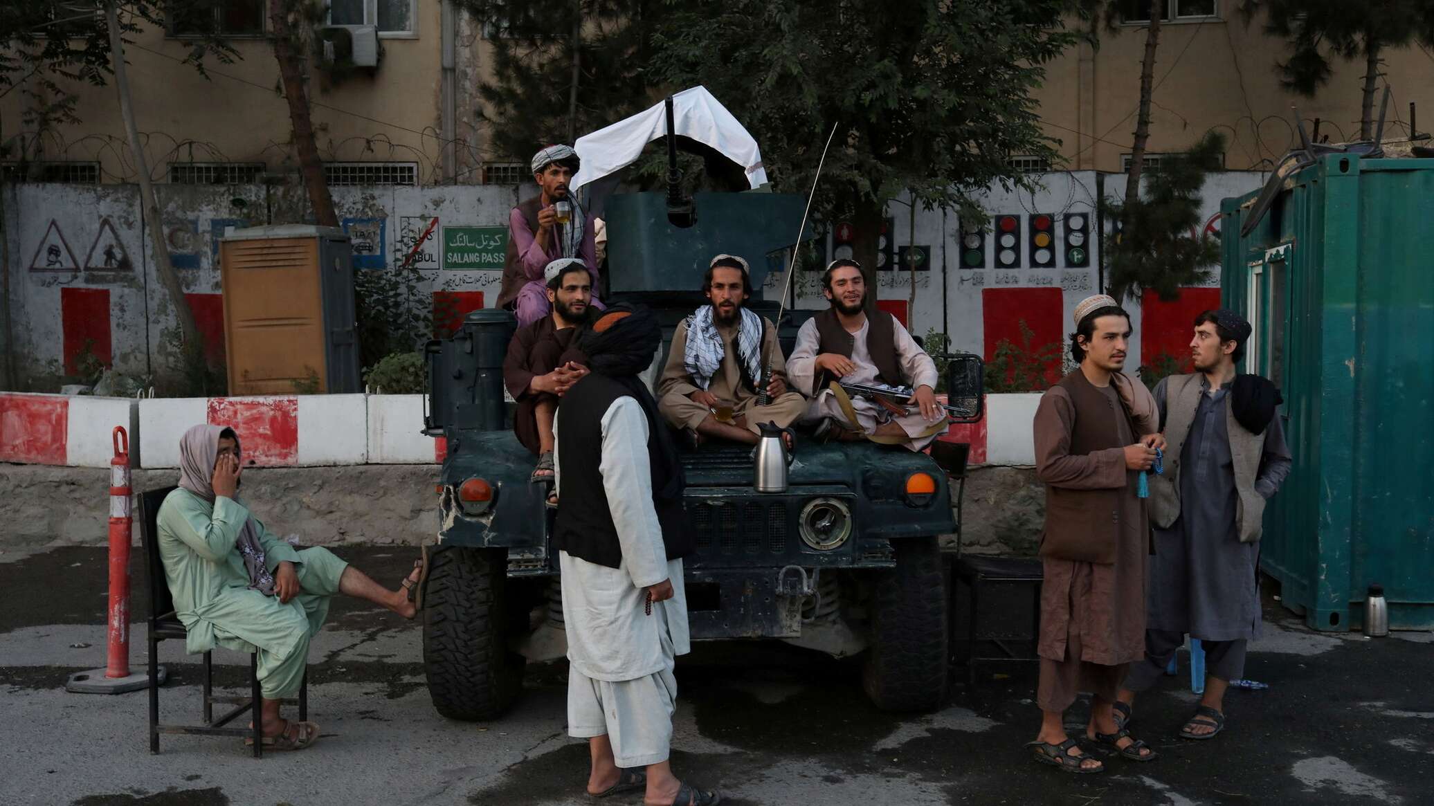 آلاف الأفغان يفرون من البلاد هربا من البطالة والجوع وطالبان تتصدى